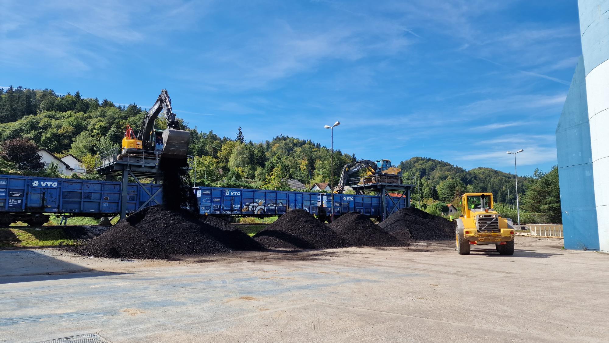 Indonezijski premog bodo razkladali na drugi lokaciji - Radio Fantasy