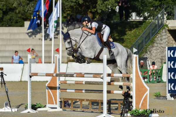 Zoja Pavčič tretjič državna prvakinja v preskakovanju ovir - Radio Fantasy